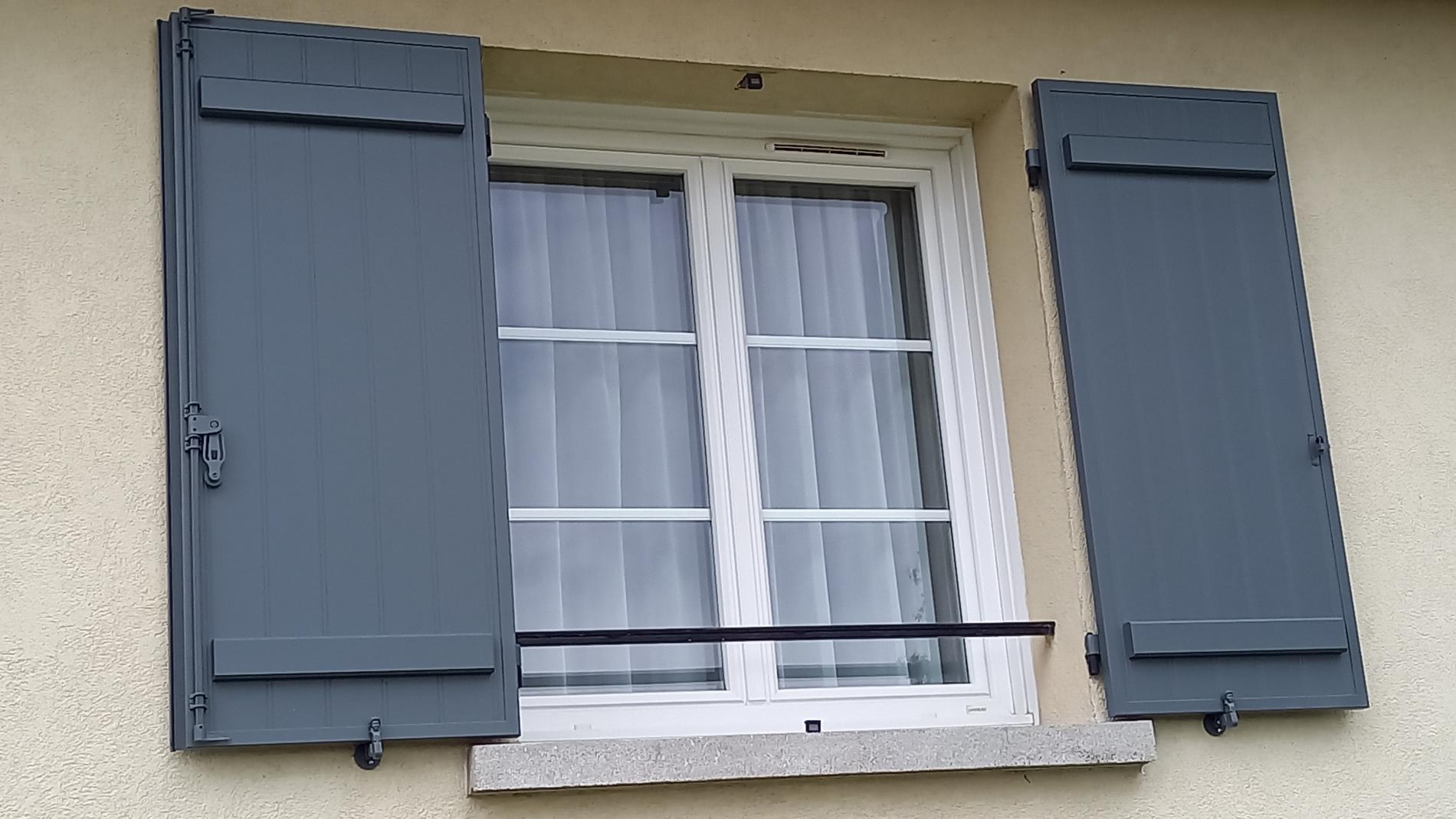 Volets battants motorisés gris 7012 ehret - Fenetres Du Blaisois