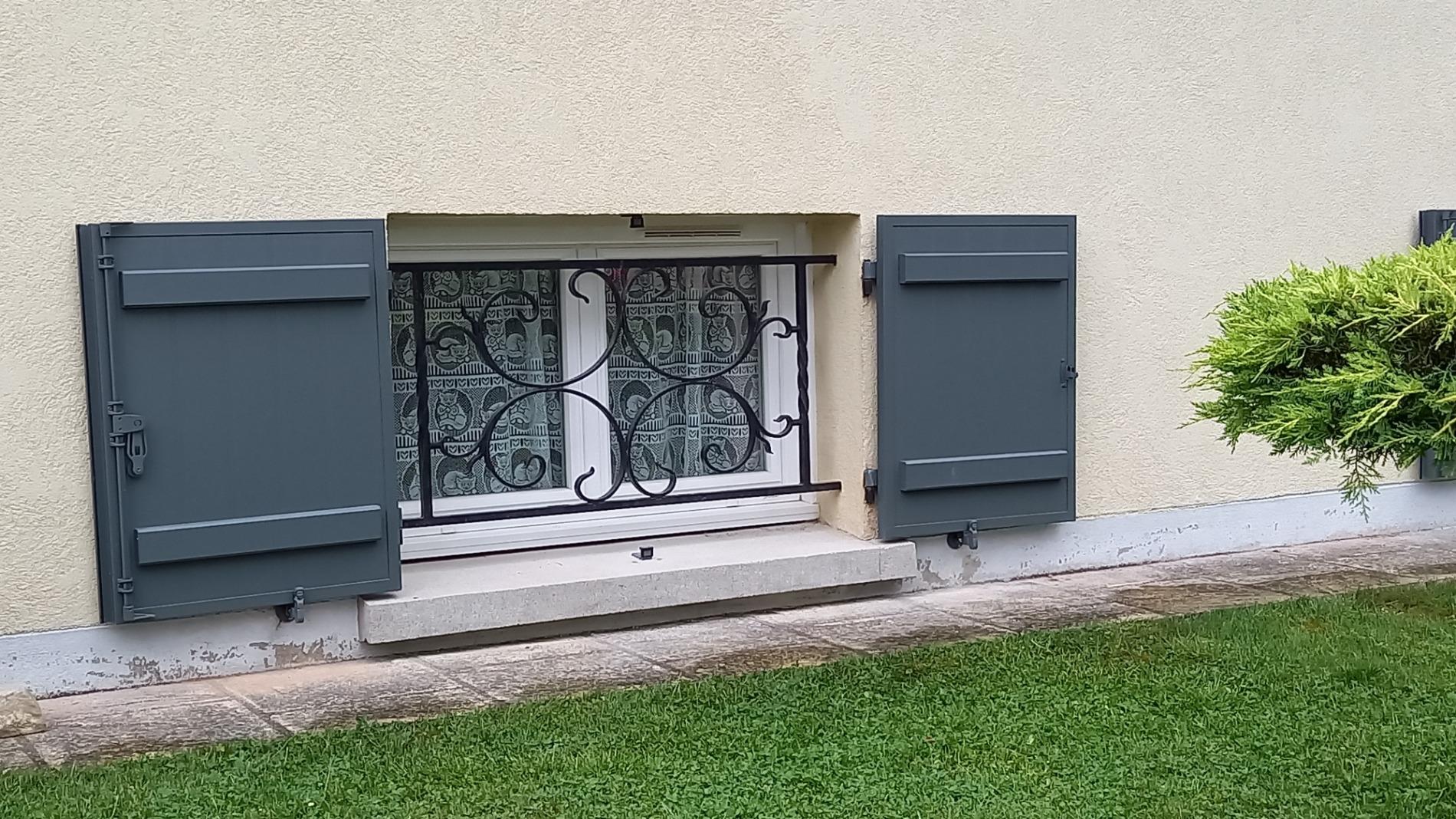 Volets battants motorisés gris 7012 ehret - Fenetres Du Blaisois